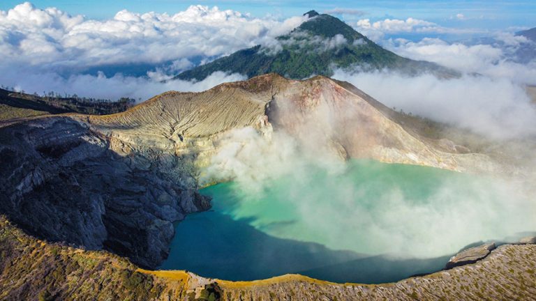 Kawah Ijen, Indonesia: Satu-Satunya Wisata Gunung Berapi dengan Api ...